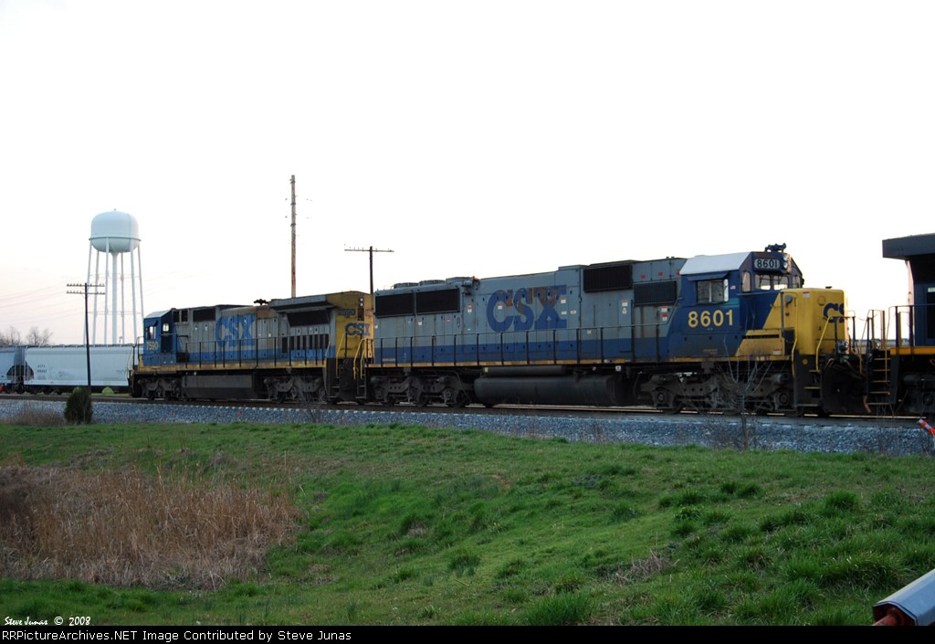CSX 7590,8601 Q573 work the yard @ Memphis Junction